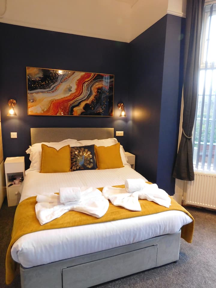 Entire Flat | Near Beach & Town | Wi-fi | Parking - Southport