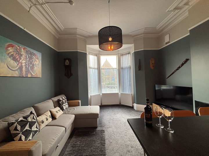 Entire Flat | Near Beach & Town | Wi-fi | Parking - Southport