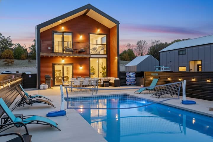 Whispering Dune Retreat Pool, Hot Tub, Relaxation! - Stevensville, MI