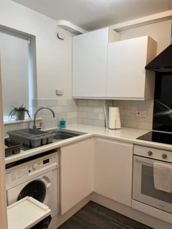 Ground Floor 2 Bedroom Flat With Parking - London