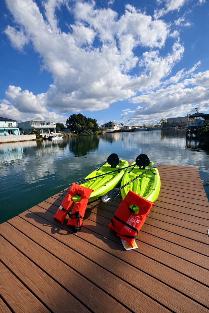 Waterfront Home W Basketball, Pool Table, Kayaks - Hernando Beach, FL
