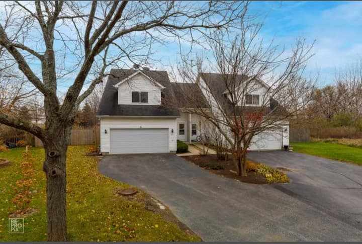 Modern Contemporary Townhome In Gurnee. - North Chicago, IL