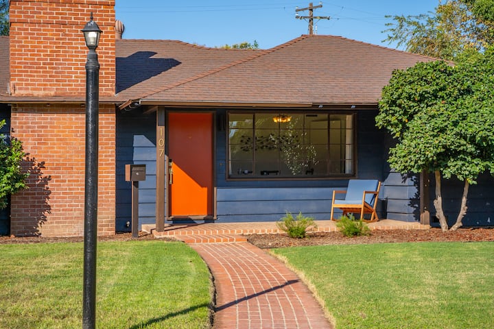 Mid-century Home Stay - Red Bluff, CA