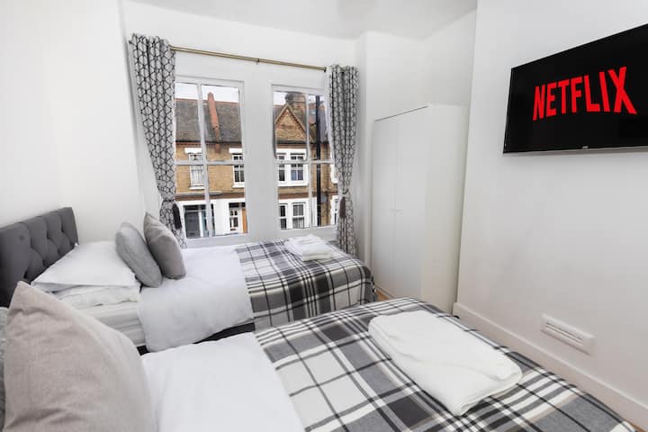 Stylish 3br | Near Central London | Free Parking! - Londen