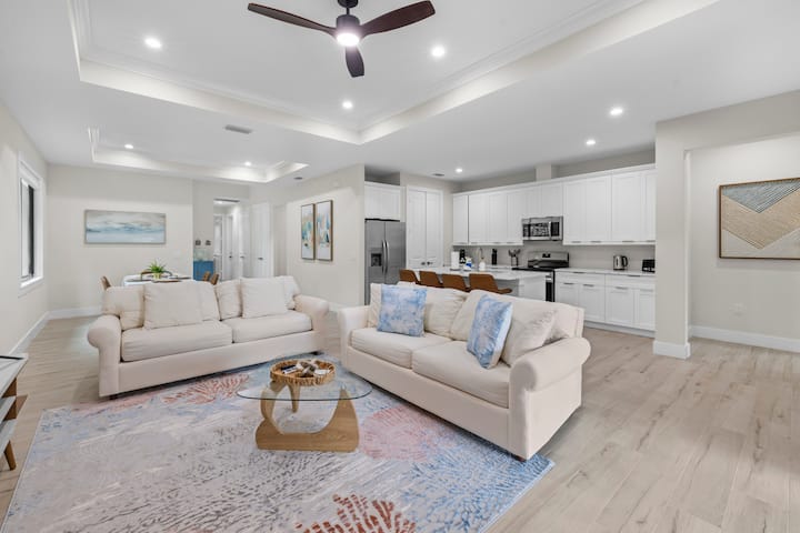 Bright & Breezy Getaway | Near Downtown Naples - Naples, FL