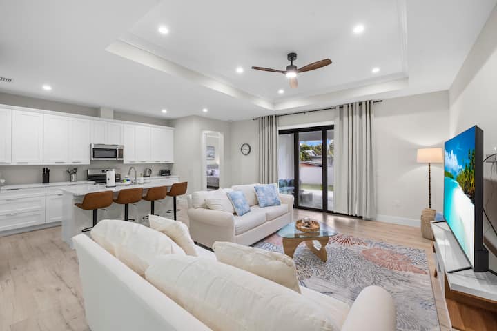 Bright & Breezy Getaway | Near Downtown Naples - Naples, FL