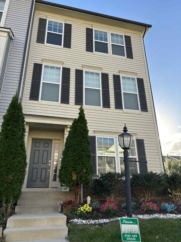 3-story Townhome – Family-friendly Retreat - Frederick