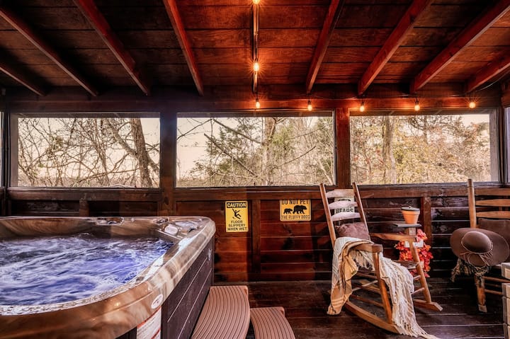Beardacious Cabin *Best Location *Hottub & Arcade! - Pigeon Forge, TN