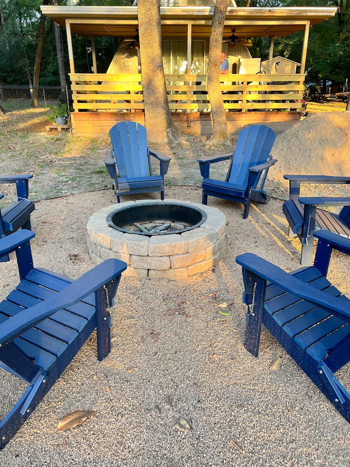 Cozy A-frame Cabin With Upstairs Loft & Deck - Log Cabin, TX