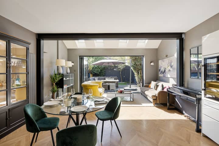 Contemporary 3 Bedroom House With Garden - Ilford