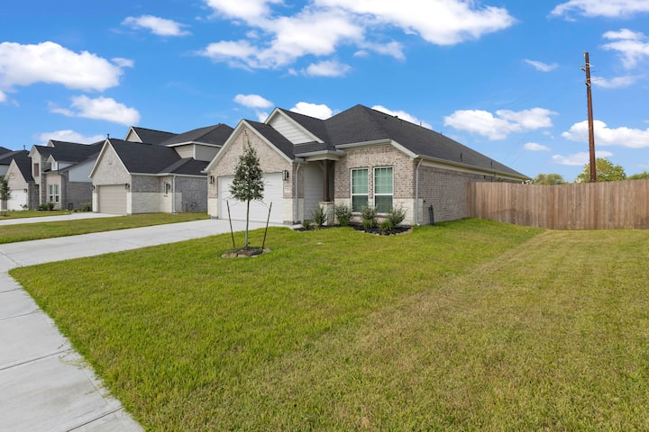 New Modern Home With Fresh Finish And Cozy Vibes ! - Richmond, TX