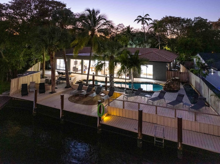 Riverbend Retreat – Waterfront Villa + Pool - Fort Lauderdale