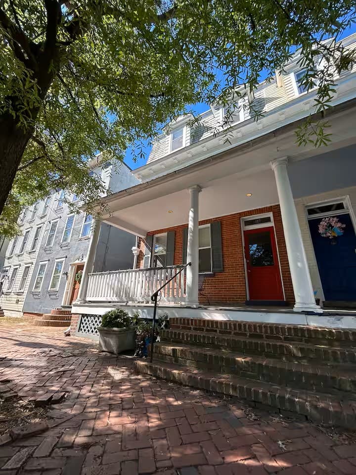 Charming, Chic Downtown Annapolis Apartment - Annapolis, MD
