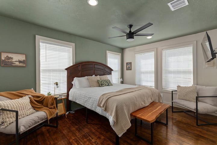 Bright & Charming Gothic Garden Getaway In Bryan - Bryan