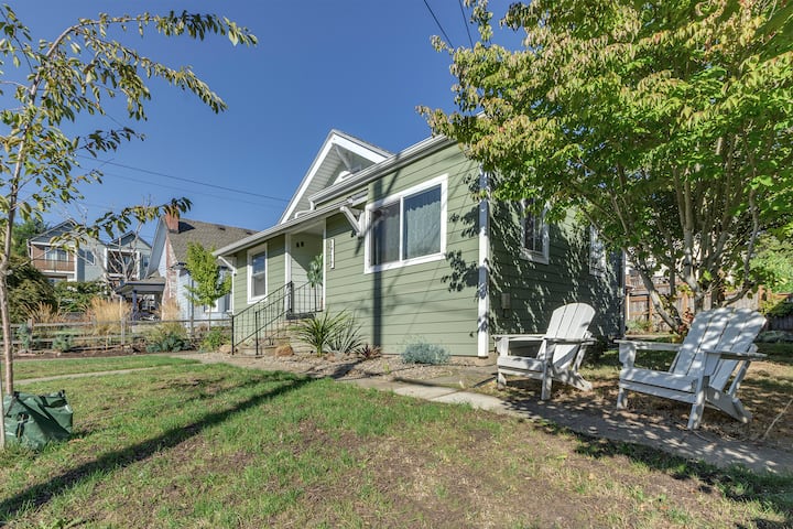 Hip Sellwood Slumber Bungalow - Portland, OR