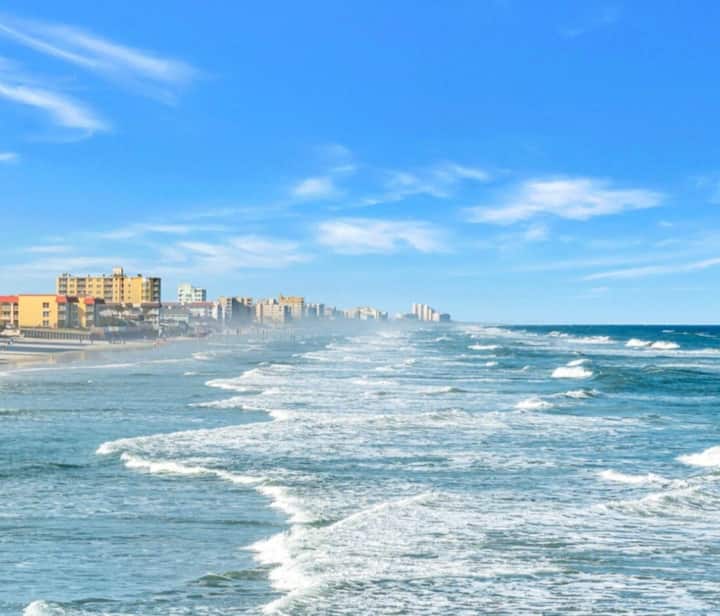 Beach Life ~4 Beds~3 Bdrm~private Yard~pets Ok - New Smyrna Beach, FL