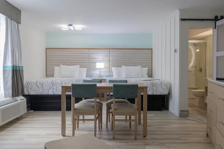 Family Suite - 3 Queens - 2 Bathrooms - 3rd Floor - Nags Head, NC