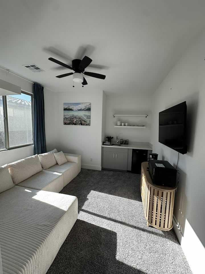 The Snug Spot - Cozy, Comfy, And Close To It All. - North Las Vegas, NV
