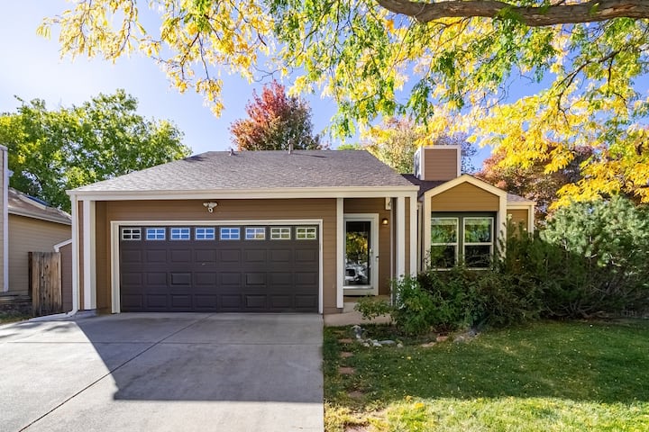 10 Min To Red Rocks | Hot Tub, Fenced Yard, Garage - Morrison, CO
