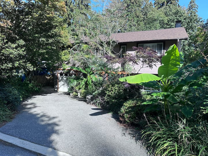 3 Bedroom Upstairs Suite On Tranquil Lane - Port Moody