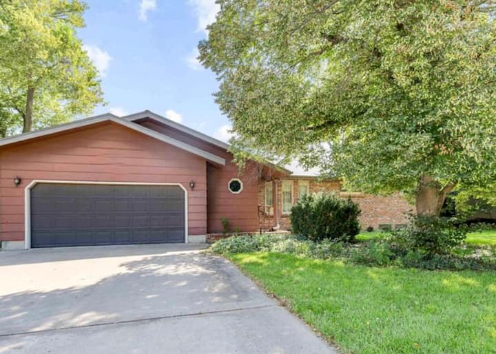 King Suite, 3 Baths, 3 Living Spaces, Location! - Marquette, KS