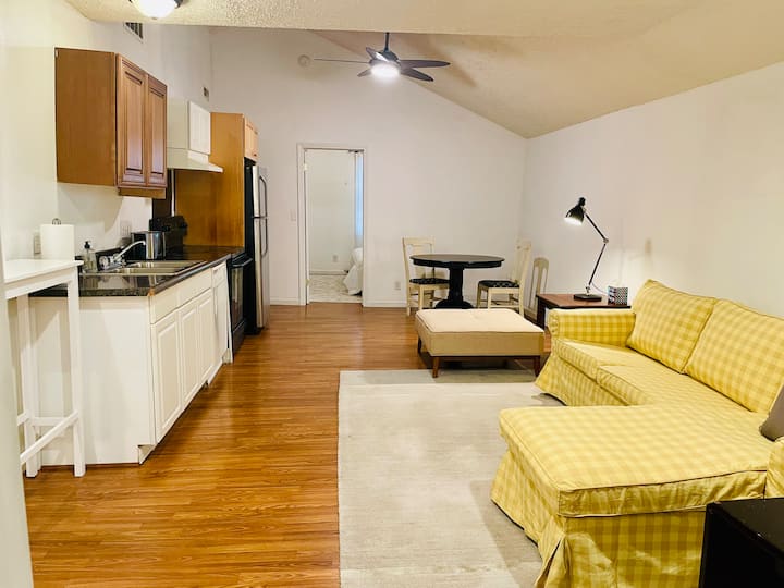 Snow Lion Apartment #2 In Downtown Bloomington - Bloomington, IN