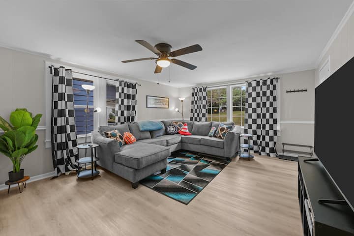 Race-ready Retreat | Mins To Speedway | Sleeps 6 - Concord, NC