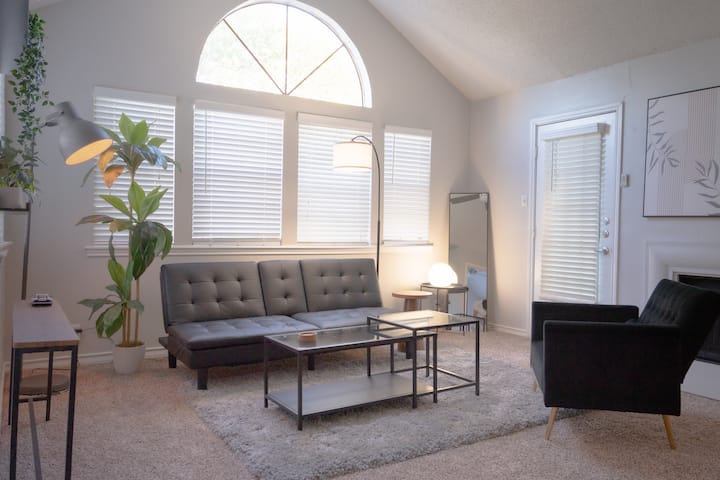Lakeside 2bd/ 1ba Suite Close To City & Airport - Hollywood Park - San Antonio