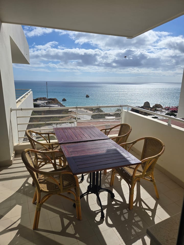 Sûr Un Petit Nuage à Plage Des Roches - Portimão