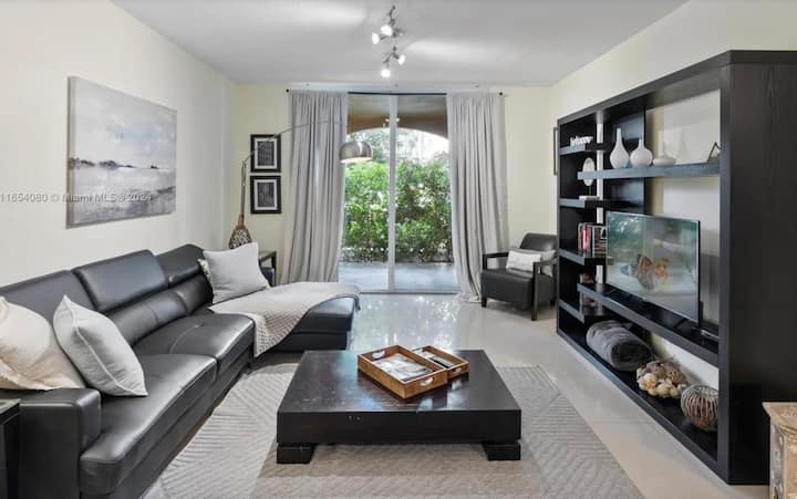 2 Bedroom Condo At The Yacht Club At Aventura - Aventura, FL