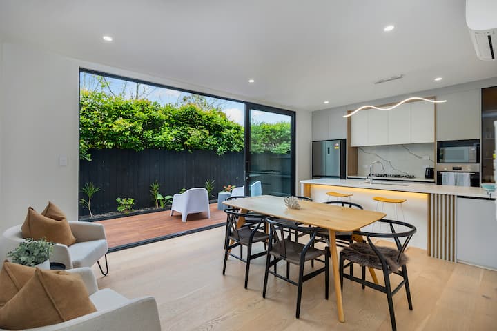 Stylish And Brand New In Campbells Bay! - Auckland