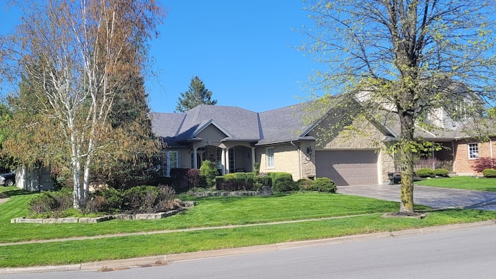 Family Friendly Home In Desirable Neighborhood - Welland
