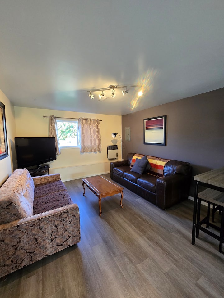 Cozy & Bright 2bd Private Guest Suite - Campbell River
