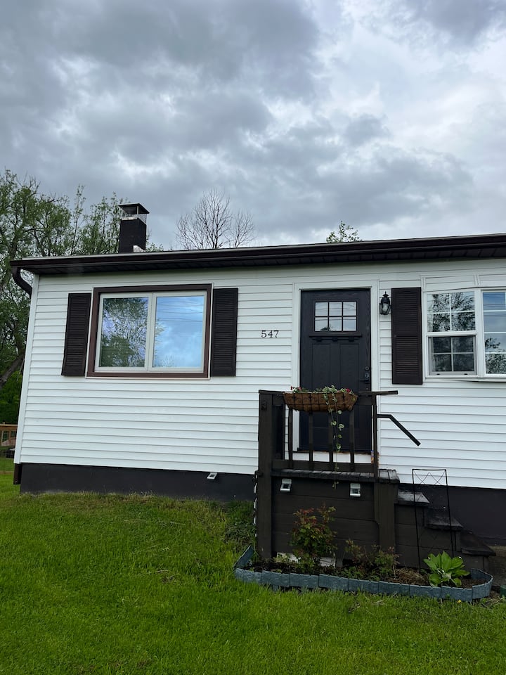 Cozy 2 Bedroom Home W/ Charming Backyard - 프랭크퍼트