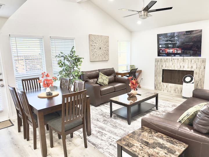 Arlington Entertainment District Home Orange Door - Arlington, TX