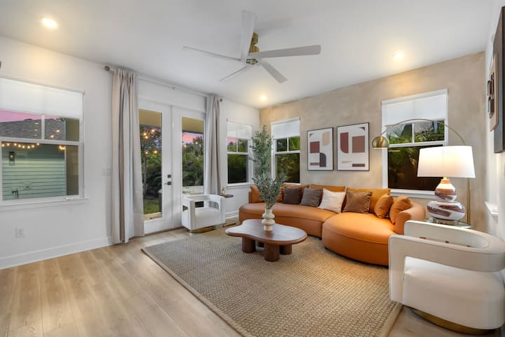 Luxury Home W/ Jacuzzi & Game Room / Sleeps 14! - Tampa, FL