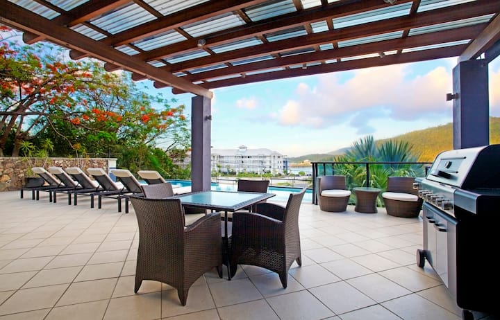 Balcony Spa Suite - Airlie Beach