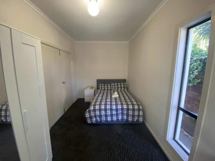 One Bed, One Bathroom In Mawson Lake - Salisbury