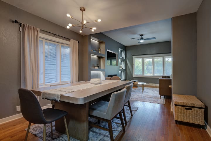 Spacious House • Sleeps 8• Mins Downtown• Garage - Milwaukee, WI