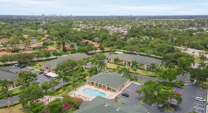 Bonita Springs Getaway - Pool • Gym • Beaches - Bonita Springs, FL