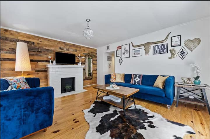 The Funky Fort | Colorful 2br Stay Near Stockyards - Fort Worth, TX