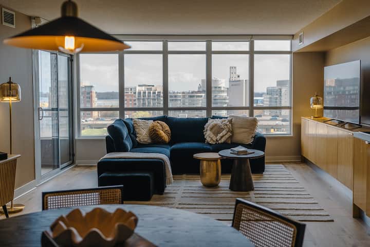 The Aurelius • Luxury 2br Near Cn Tower • Parking - Toronto, ON