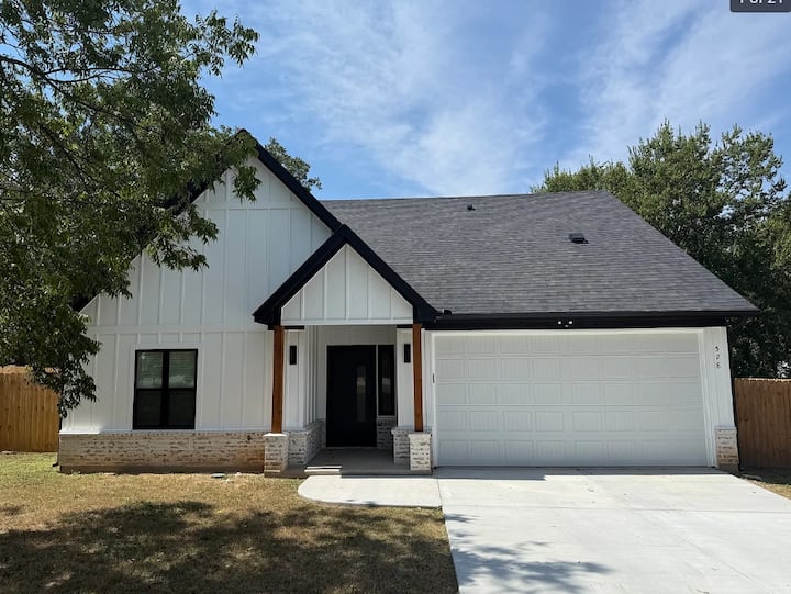 New! Cozy Retreat Near Eagle Mountain Lake - 紐瓦克