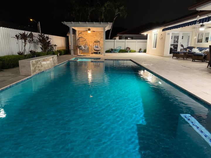Luxury Pool Home - South Lake, Miami