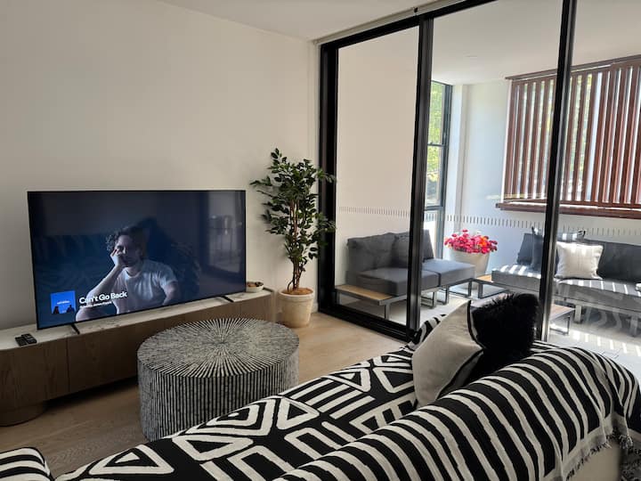 Sunny, Spacious And Modern North Sydney Apartment - Crows Nest