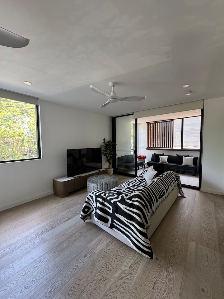 Sunny, Spacious And Modern North Sydney Apartment - North Sydney