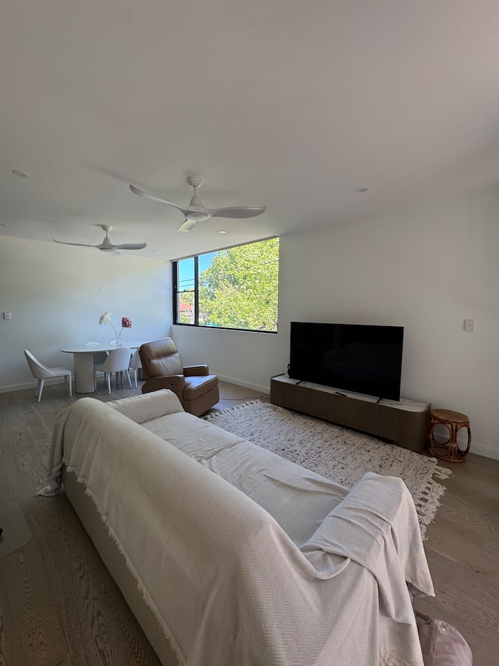 Sunny, Spacious And Modern North Sydney Apartment - North Sydney