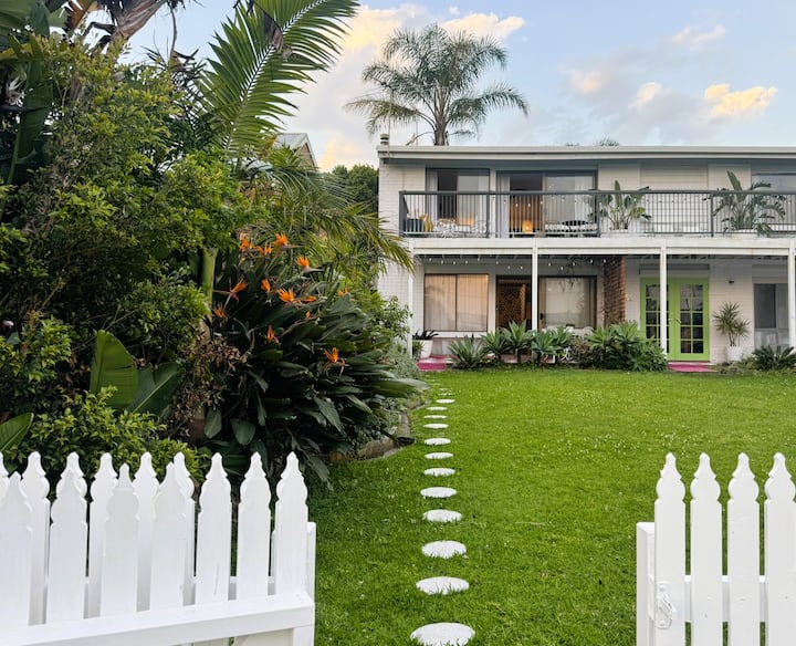 Listen To The Ocean And Relax At Emerald Palms. - Coffs Harbour