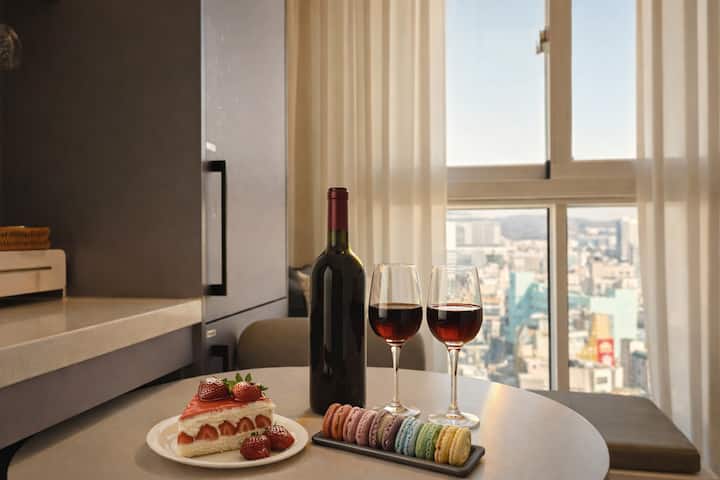 홍대 1분#9층#엘리베이터#무료짐보관#신축#공항무료픽업(4박이상)#10월오픈 - Seoul