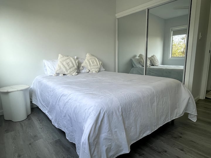 Bright Private Room | Midway Goldcoast & Brisbane - Gold Coast